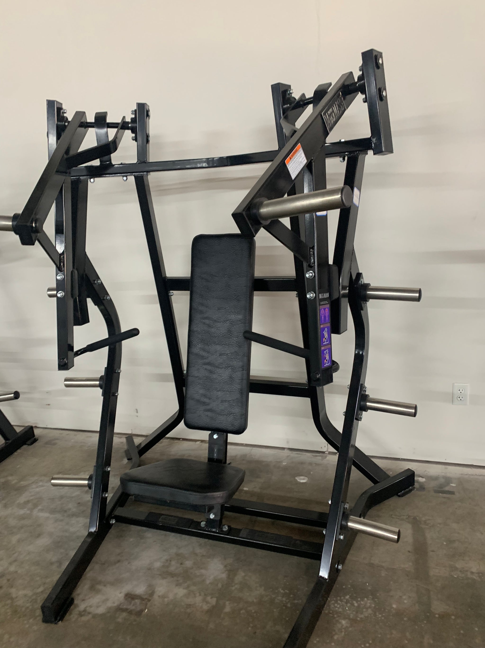 Plate-Loaded Chest Press – MEGAMASS FITNESS